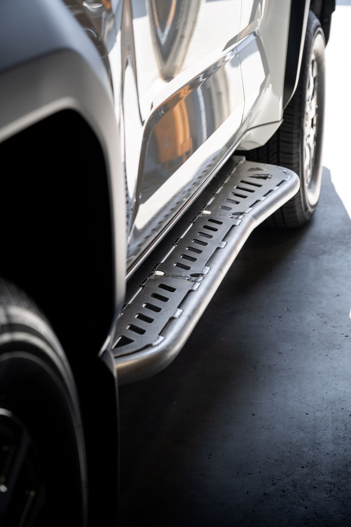 6TH GEN 4RUNNER ALUMINUM SLIDERS WITH REAR KICK OUT – Greenlane Offroad